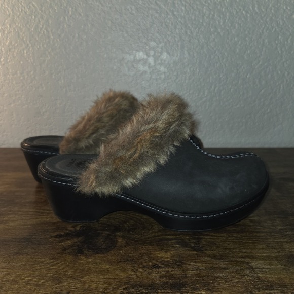 CROCS | Shoes | Crocs Cobbler Fuzz Faux Fur Lined Clogs Mules Dark ...